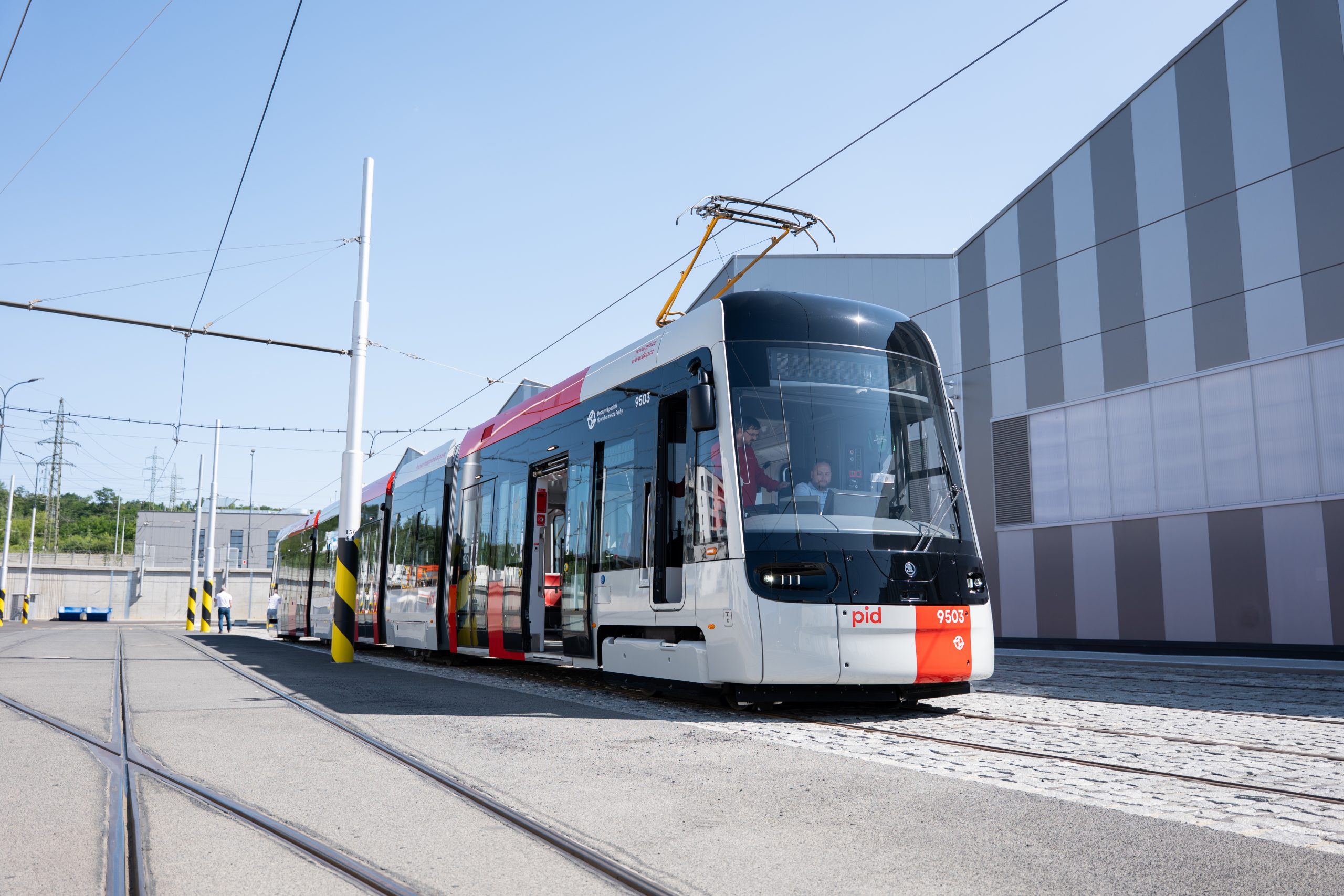 Tramvaj Škoda 52T vyjela v Praze poprvé s cestujícími