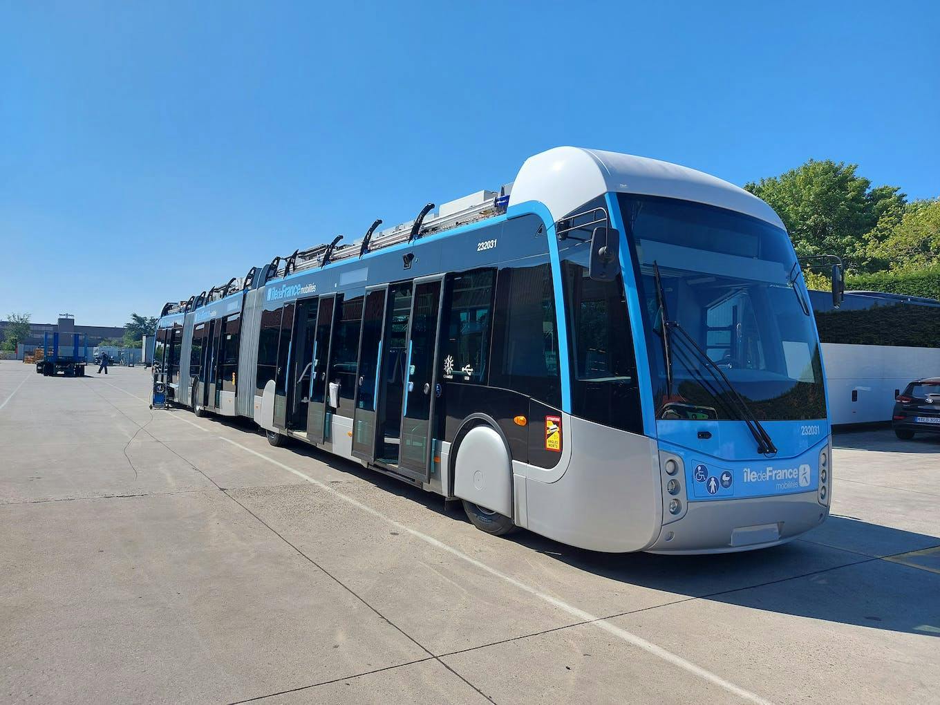 Hess zachraňuje pařížský BRT projekt po bankrotu Van Hoolu