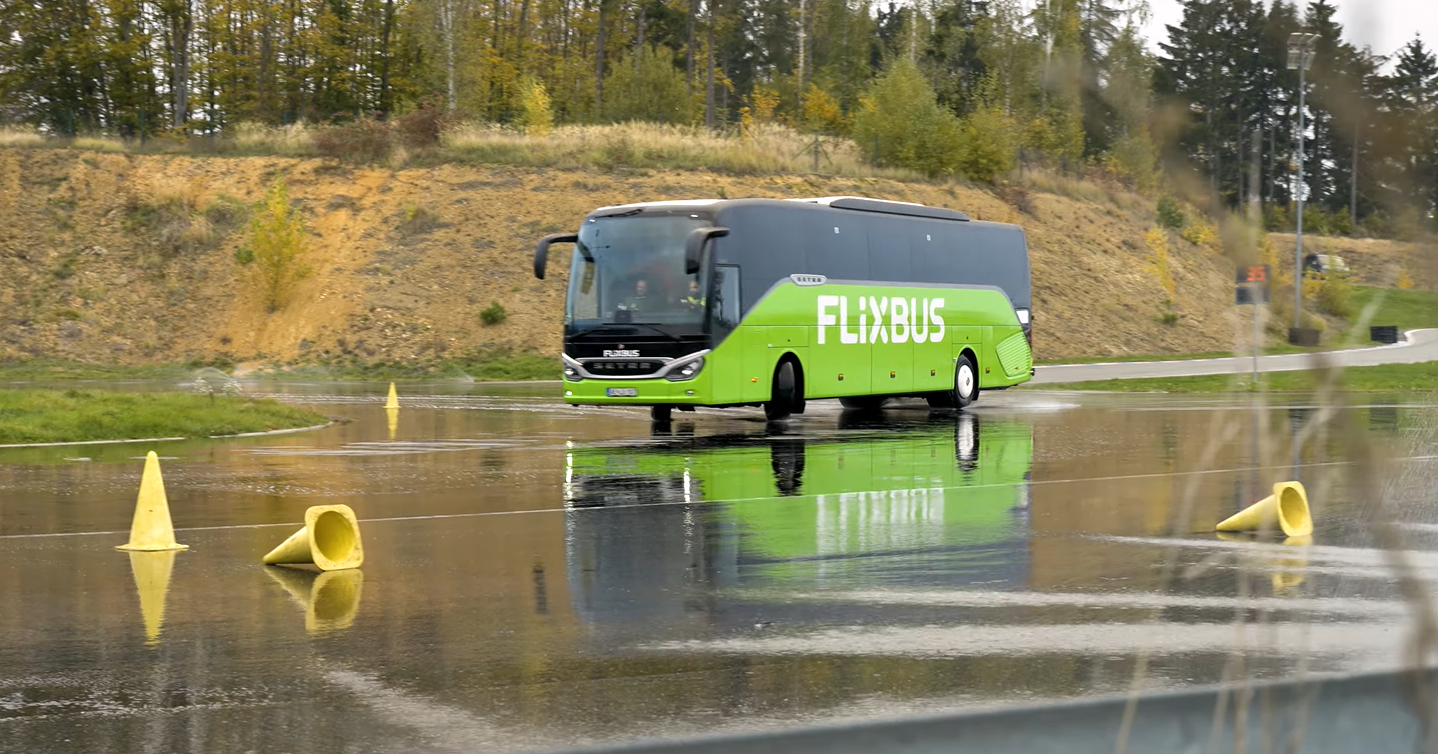 Bezpečnostní školení řidičů FlixBusu na okruhu v Brně